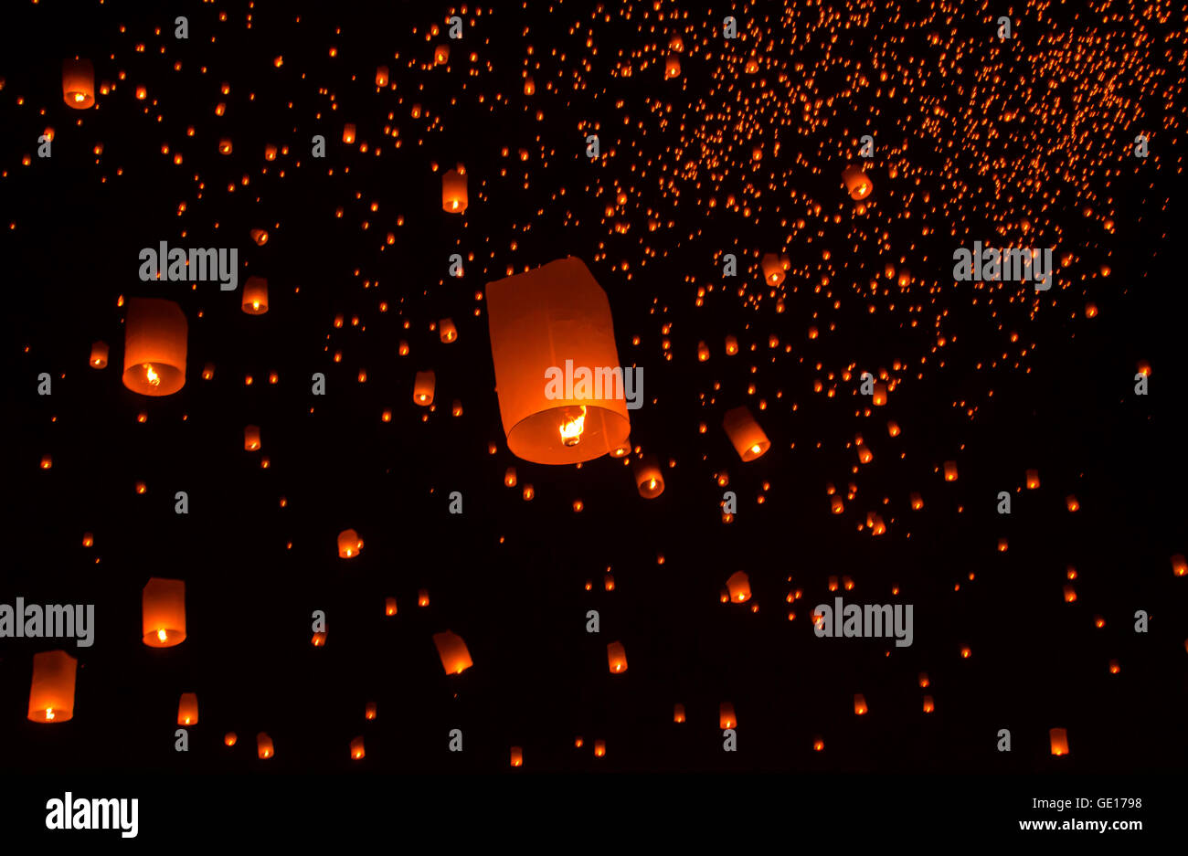 Floating lantern in Yee Peng festival, Buddhist floating lanterns to ...