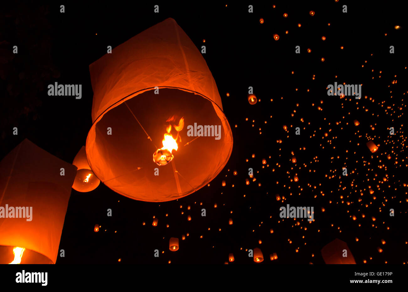 Floating lantern in Yee Peng festival, Buddhist floating lanterns to ...