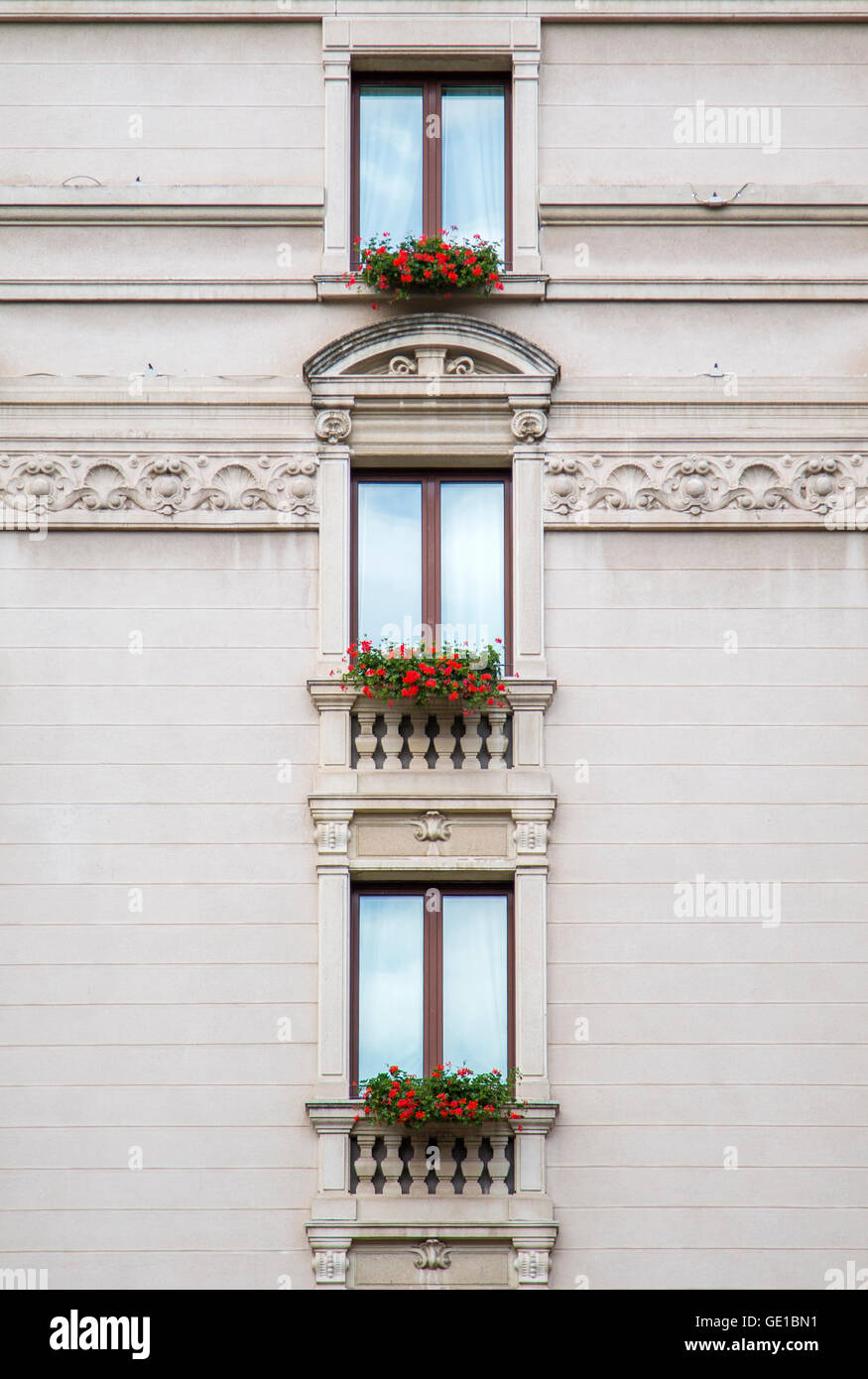 Milan building windows hi-res stock photography and images - Alamy