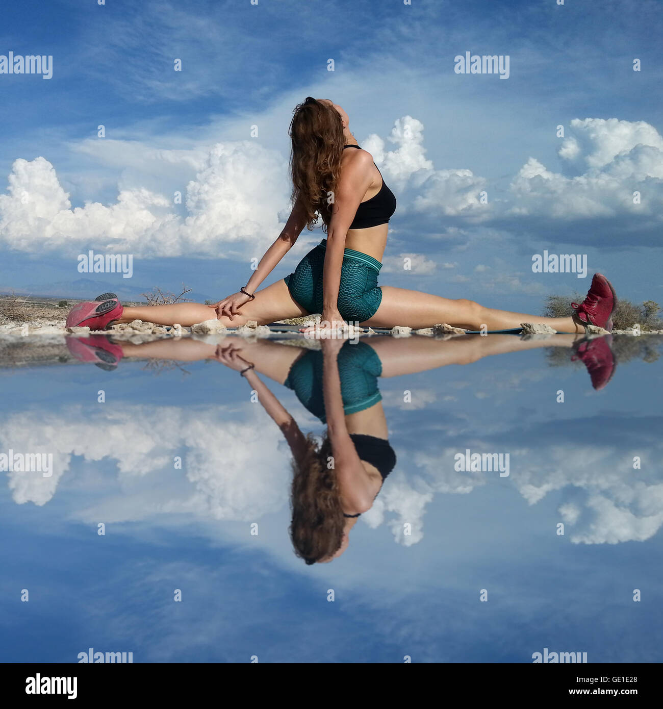 Woman doing splits on yoga hi-res stock photography and images - Alamy