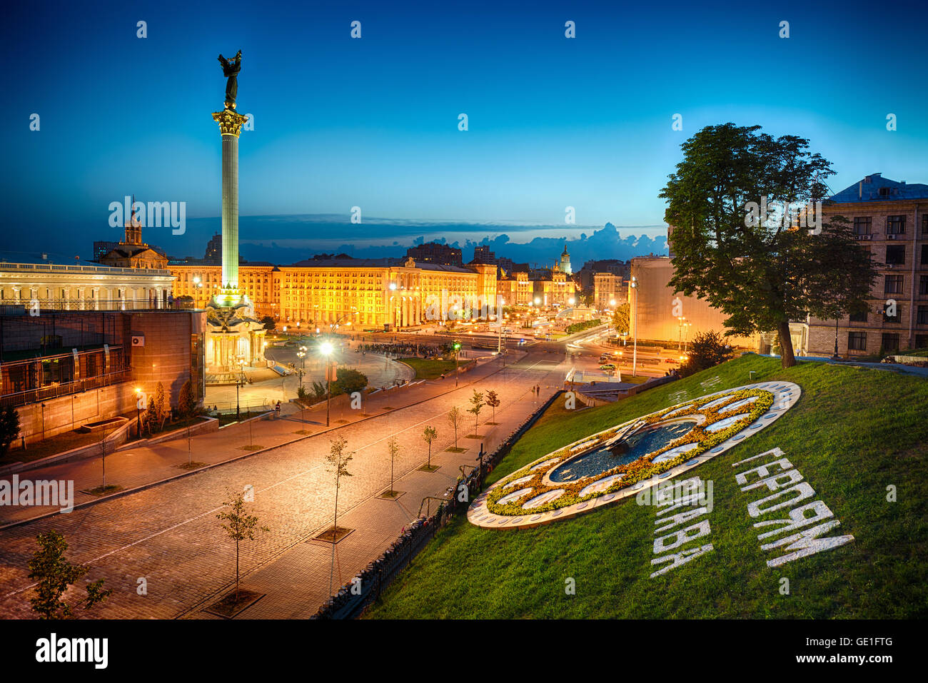 Night view of the Maidan Nezalezhnosti, Institutskaya and Khreshchatyk ...