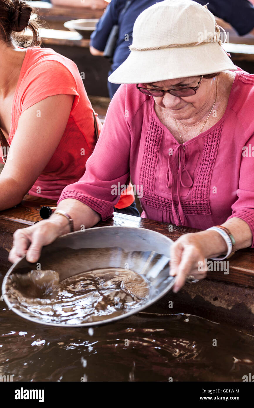 Gold prospectors panning hi-res stock photography and images - Alamy