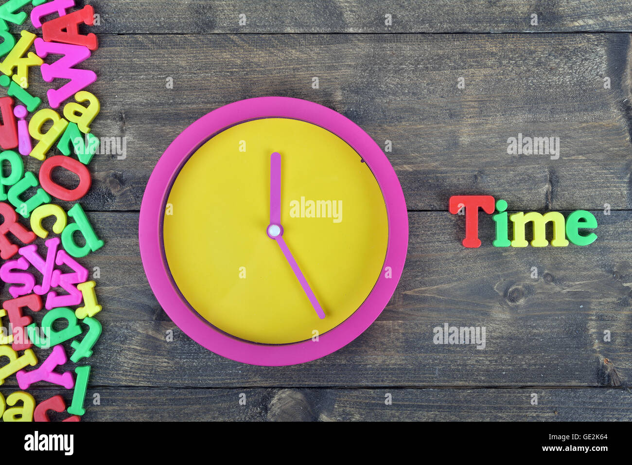 Time word on wooden table Stock Photo - Alamy