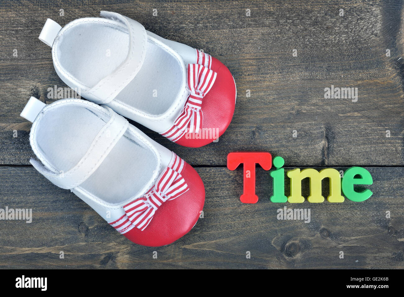 Time word on wooden table Stock Photo - Alamy