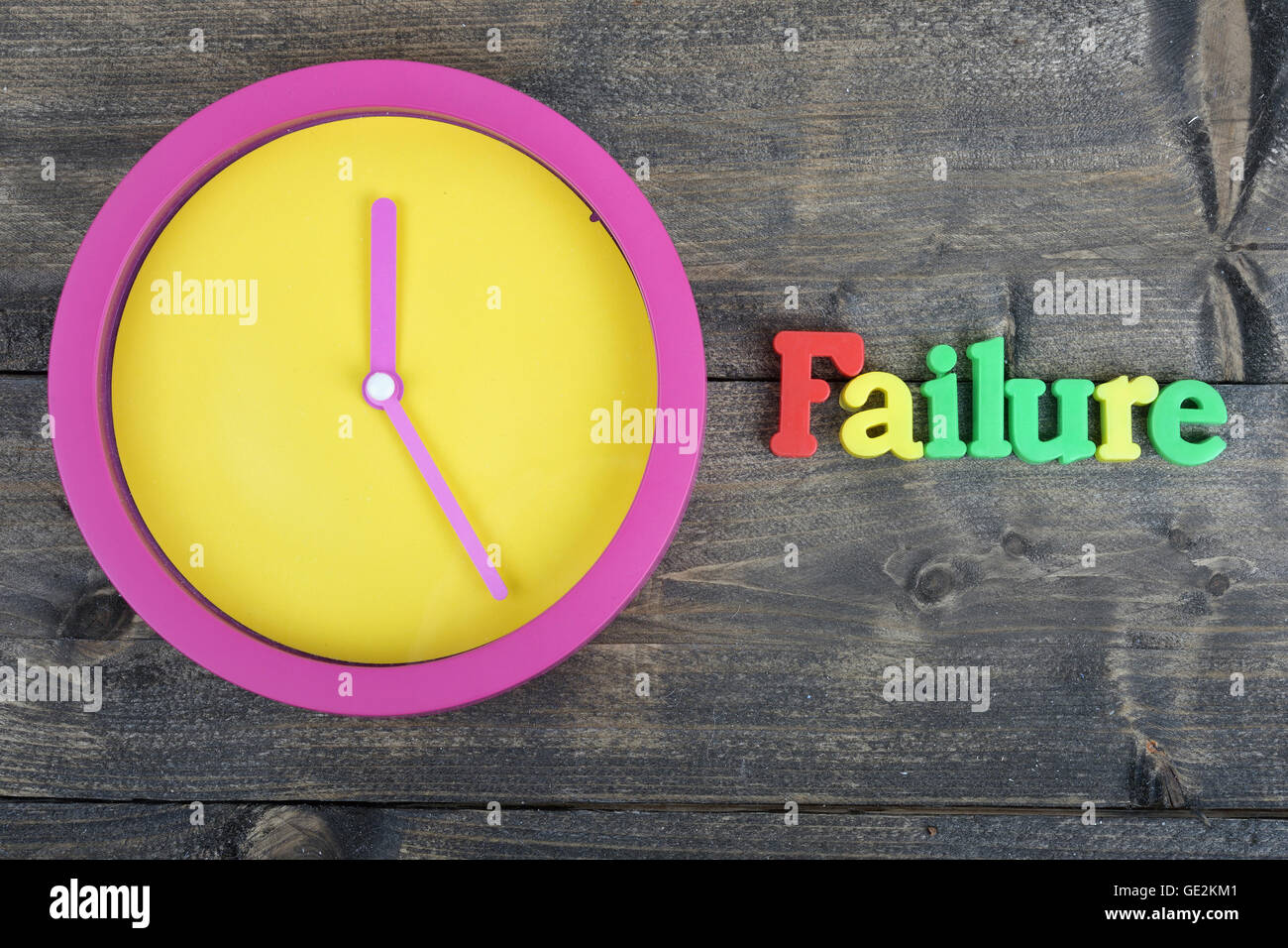 Failure word on wooden table Stock Photo - Alamy