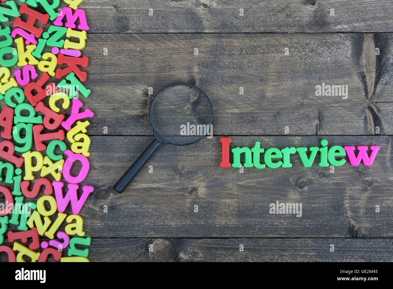 Interview word on wooden table Stock Photo - Alamy