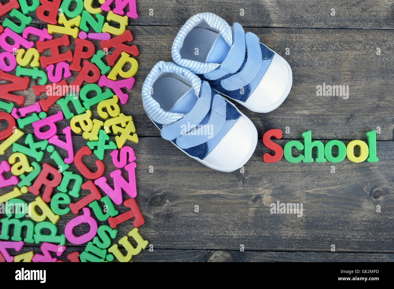 School word on wooden table Stock Photo - Alamy