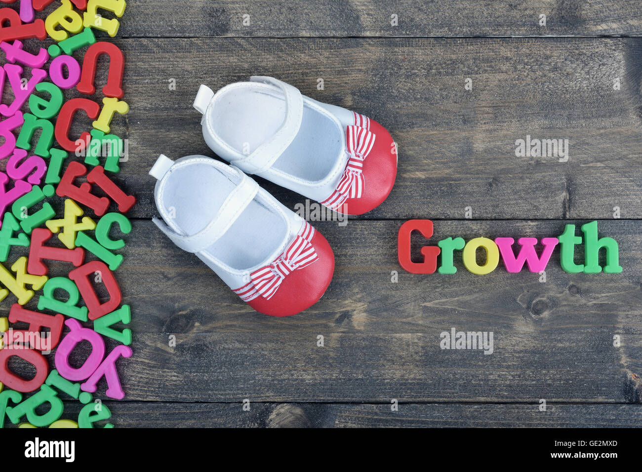 Growth word on wooden table Stock Photo - Alamy