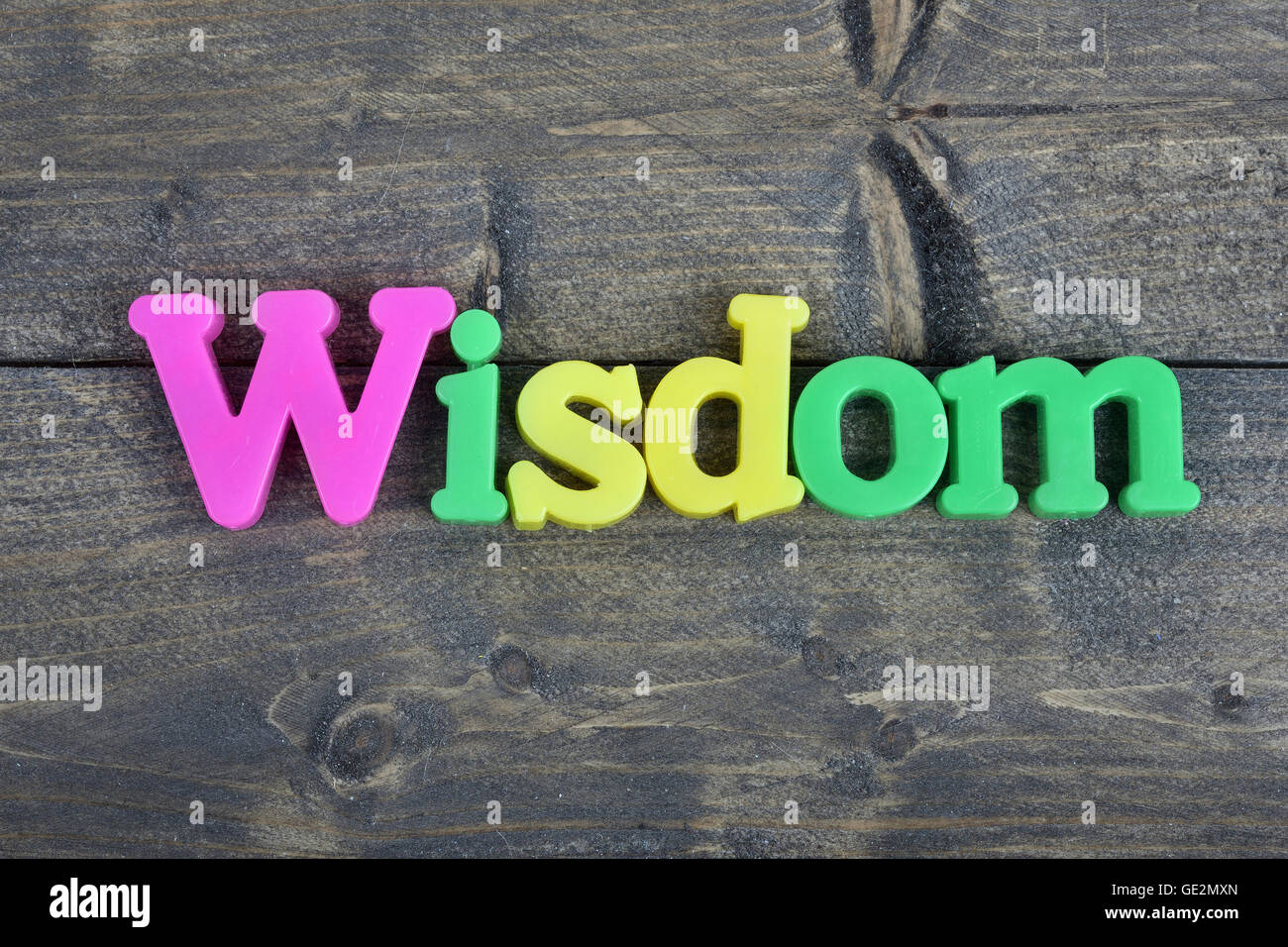 Wisdom word on wooden table Stock Photo - Alamy
