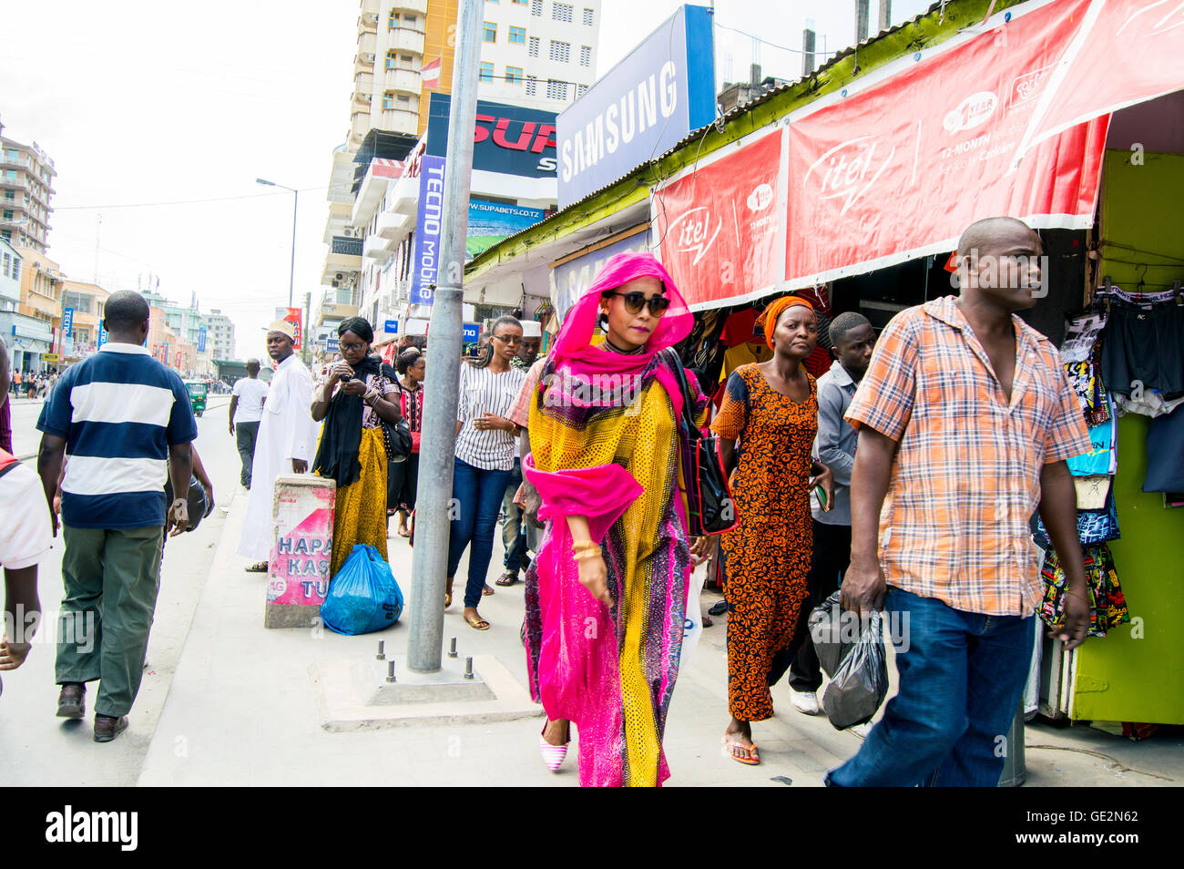 Street scene, Msimbazi Street, Kariakoo, Dar-es-Salaam, Tanzania Stock ...