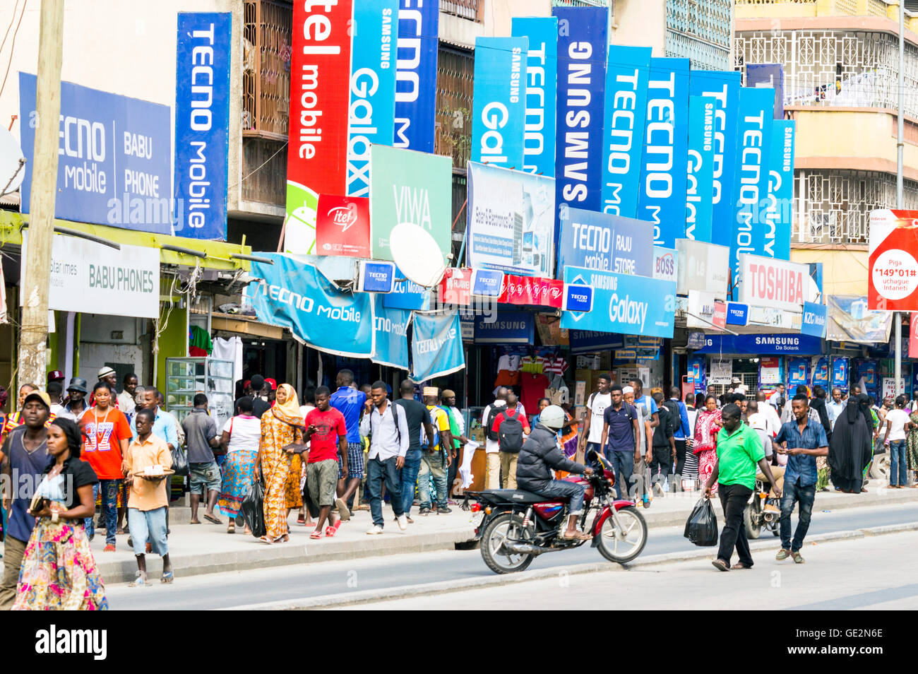 Street scene, Msimbazi Street, Kariakoo, Dar-es-Salaam, Tanzania Stock ...