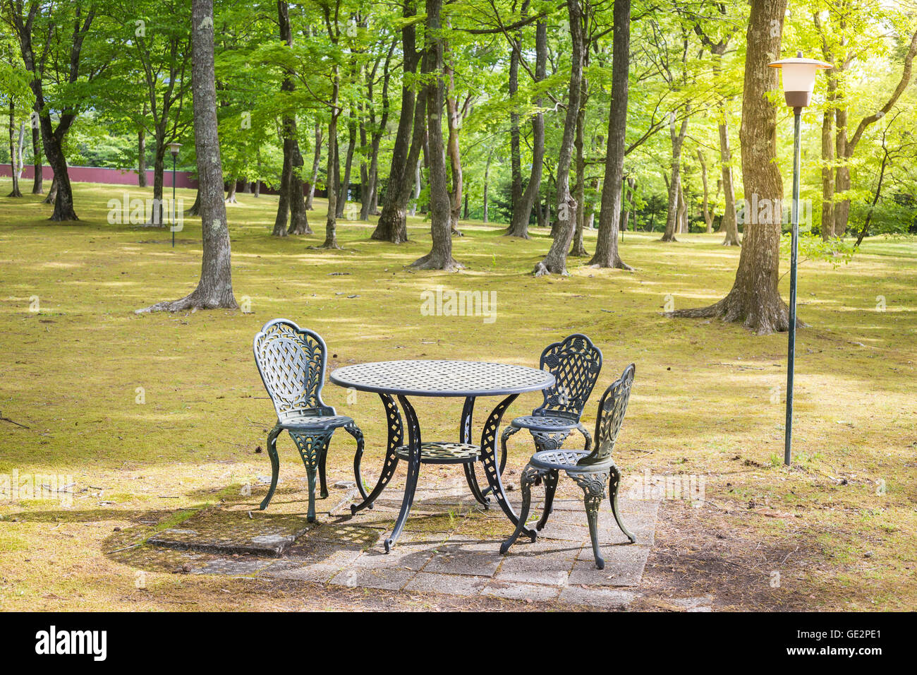 Vintage table and chairs set in a garden. peaceful relaxing serene ...