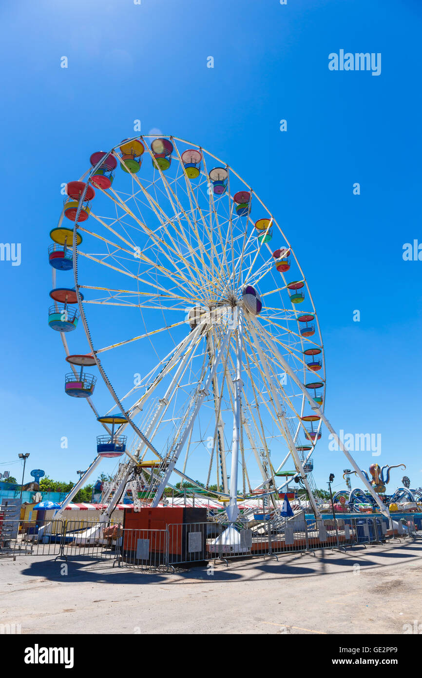 Giant ferris wheel in Amusement park with blue sky background Stock ...