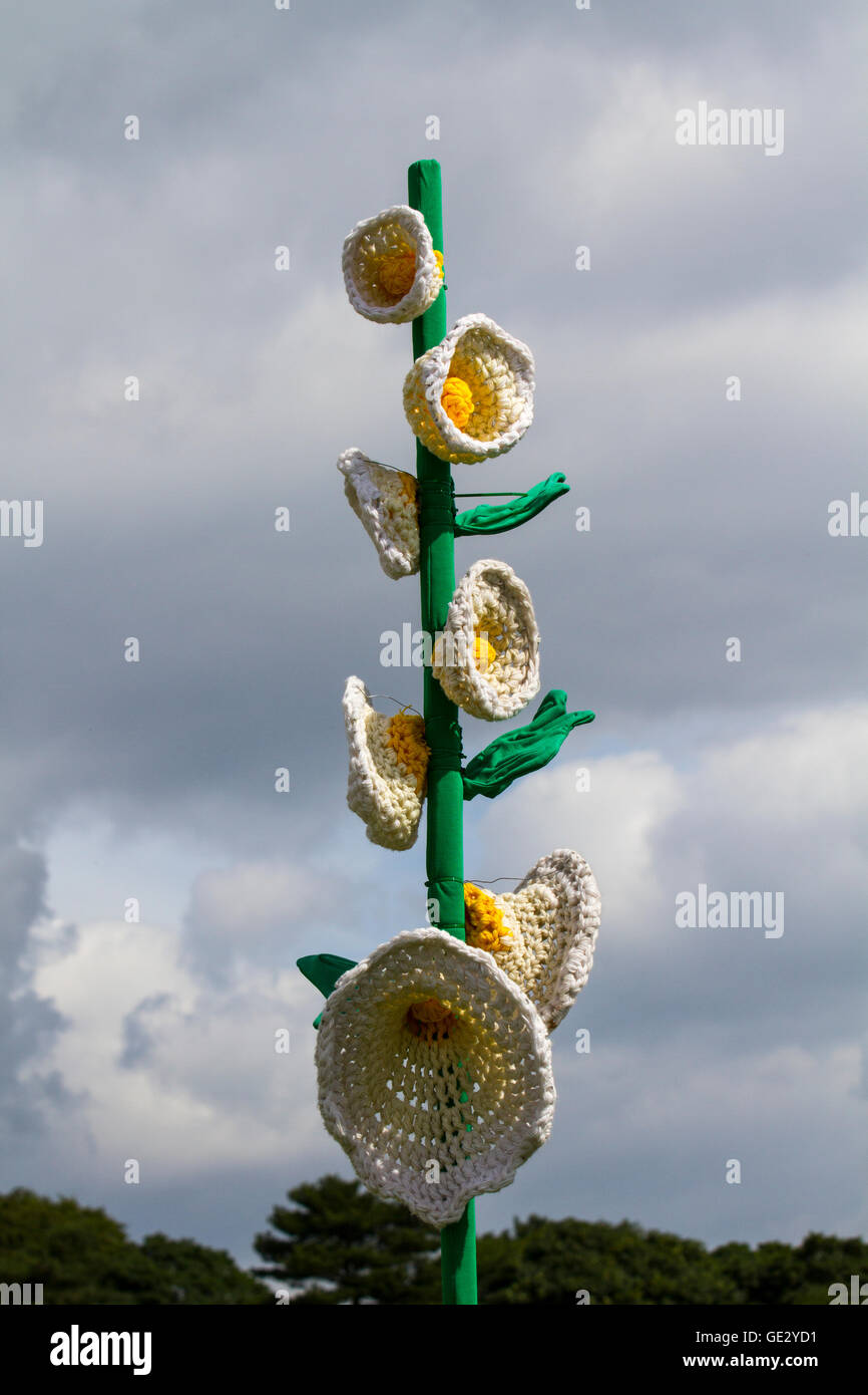 Knitted garden floral art, knit flower patterns, artwork of oversize ...