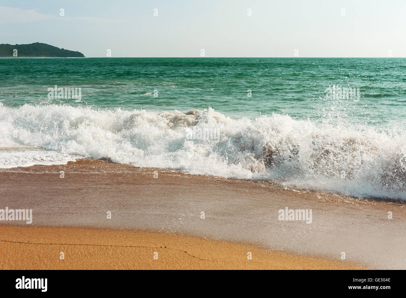 Tropical island in evening light hi-res stock photography and images ...