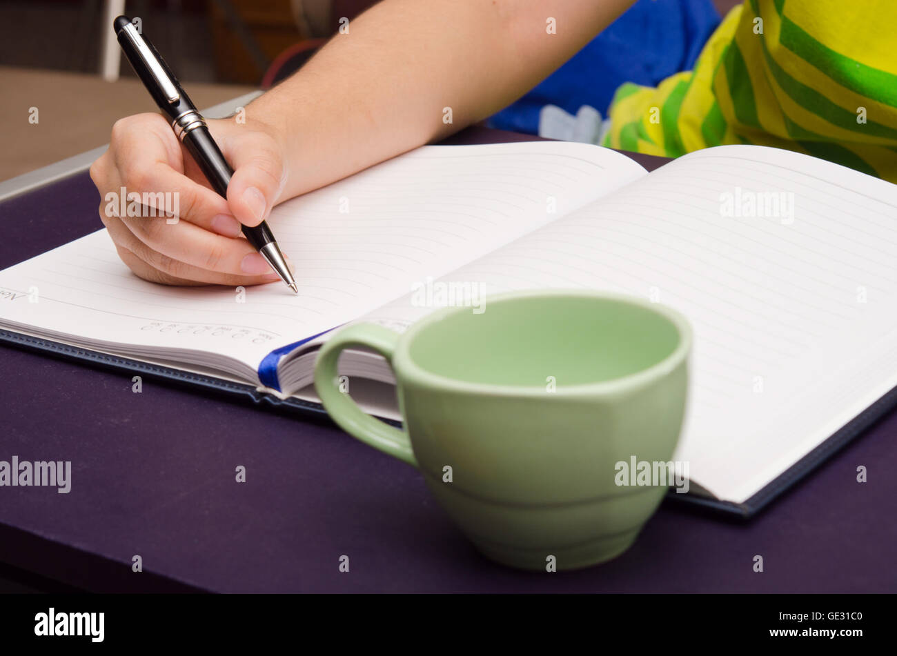 Hand holds document hi-res stock photography and images - Alamy