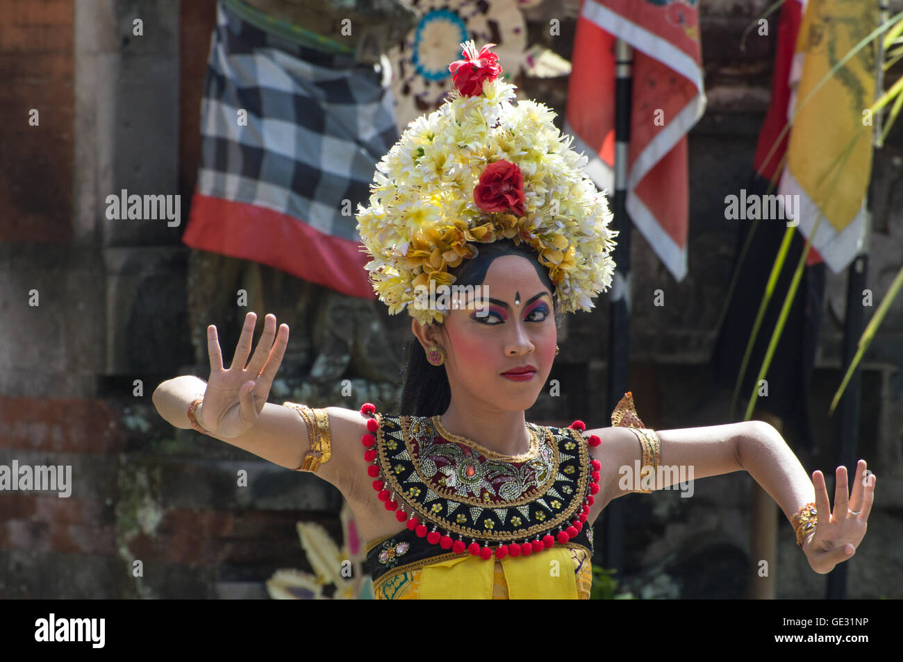 Balinese traditional dancer Stock Photo - Alamy