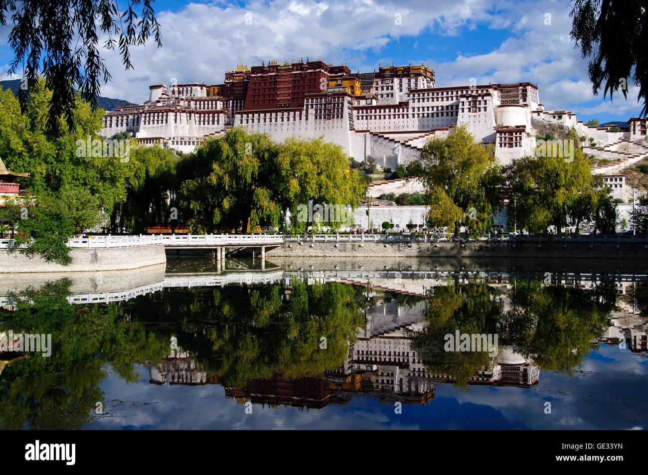 Geography travel tibet lhasa buildings hi-res stock photography and ...