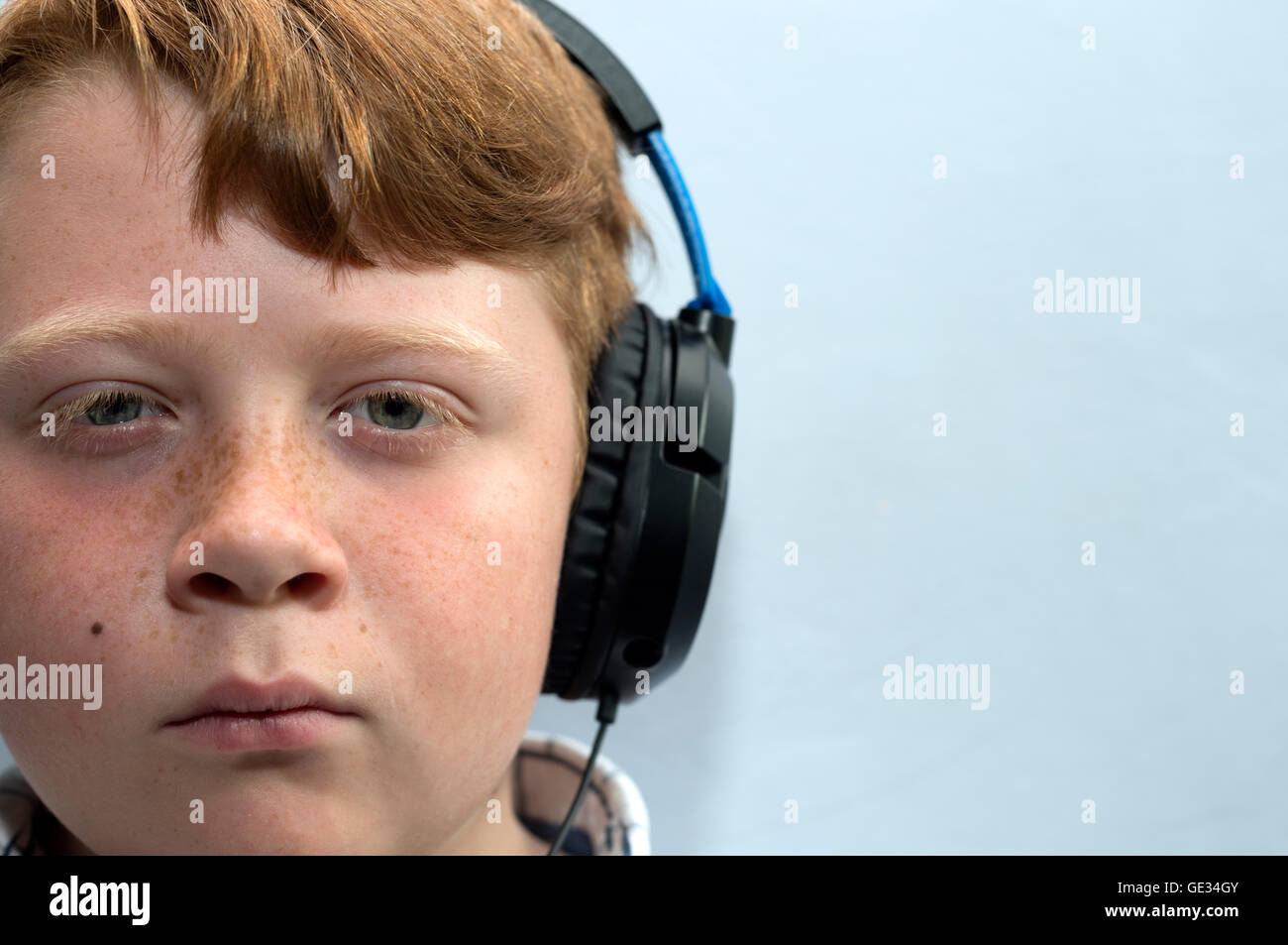 Listening through headphones hi-res stock photography and images - Alamy