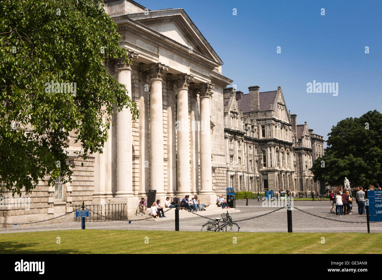 Ireland, Dublin, Trinity College, Parliament Square, visitors sat on ...