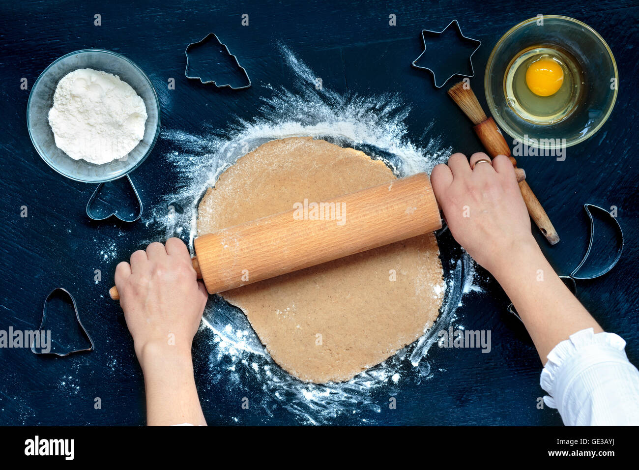 Woman hand gingerbread cookies hi-res stock photography and images - Alamy