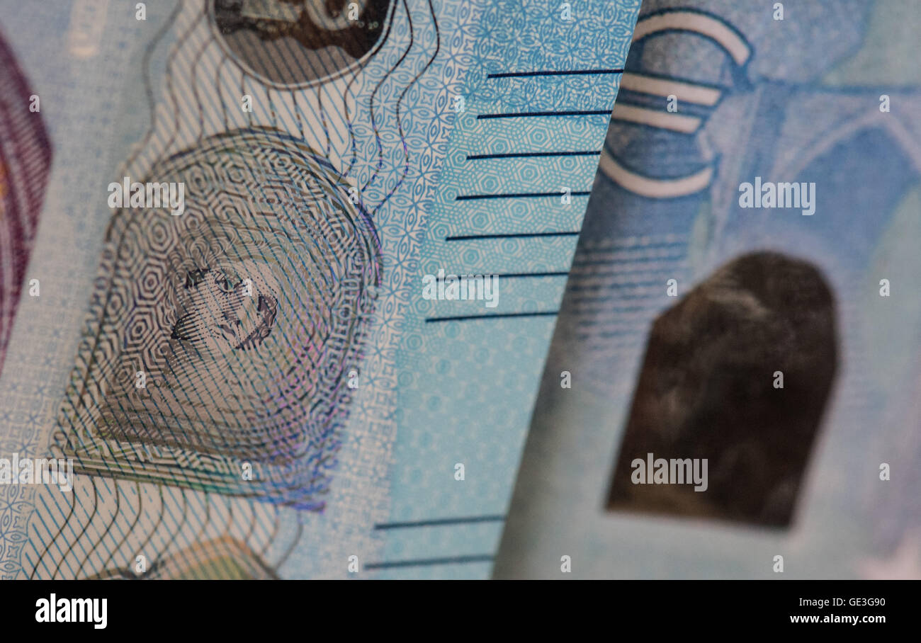 Counterfeit euro banknotes are presented at the German Central Bank in ...