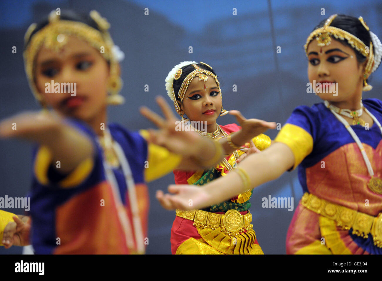 Singapore. 22nd July, 2016. Young dancers perform a traditional dance ...