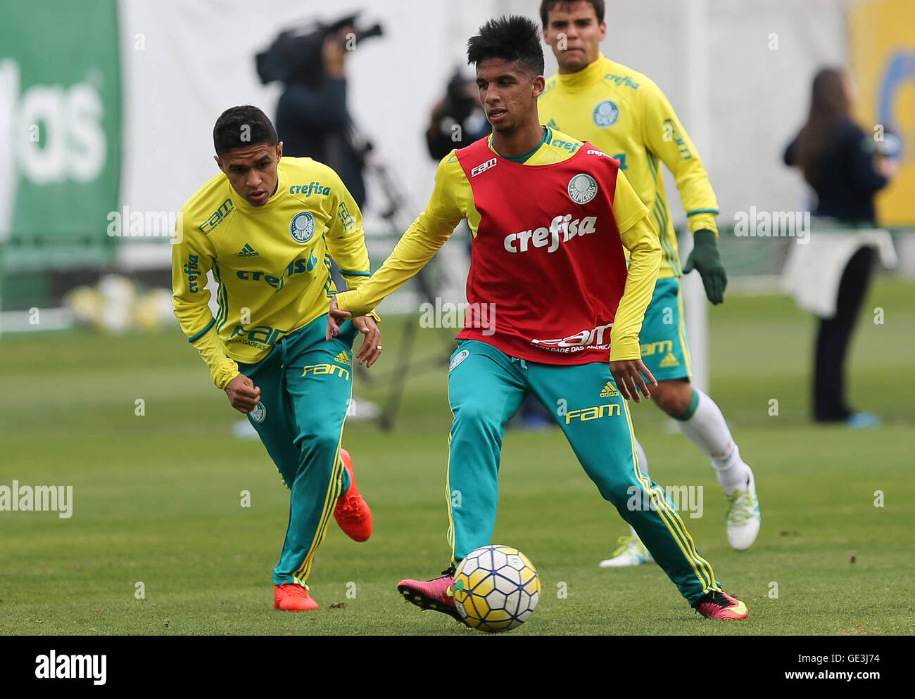 Players Erik and Vicky (D), the SE Palmeiras, during training, the ...