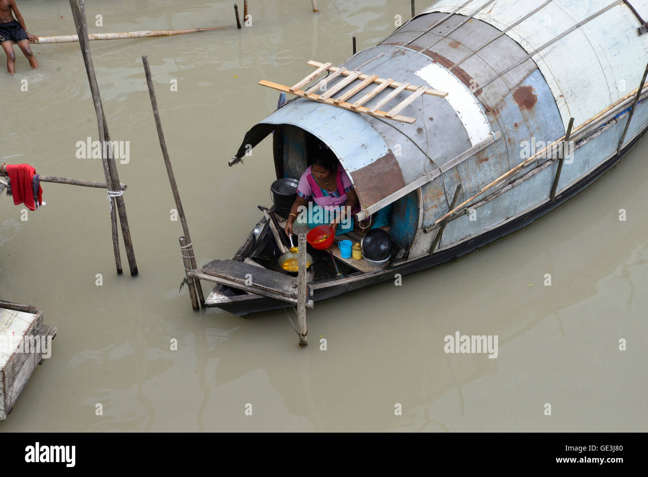 Dhaka, Bangladesh. 22nd July, 2016. A gypsy woman cooks on the narrow ...
