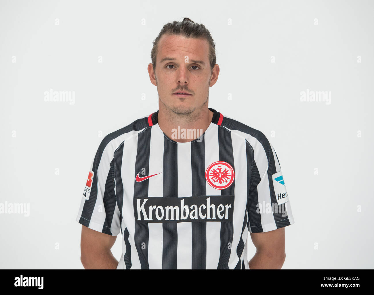 HANDOUT -- Frankfurt's player Alexander Meier posing during a photo ...