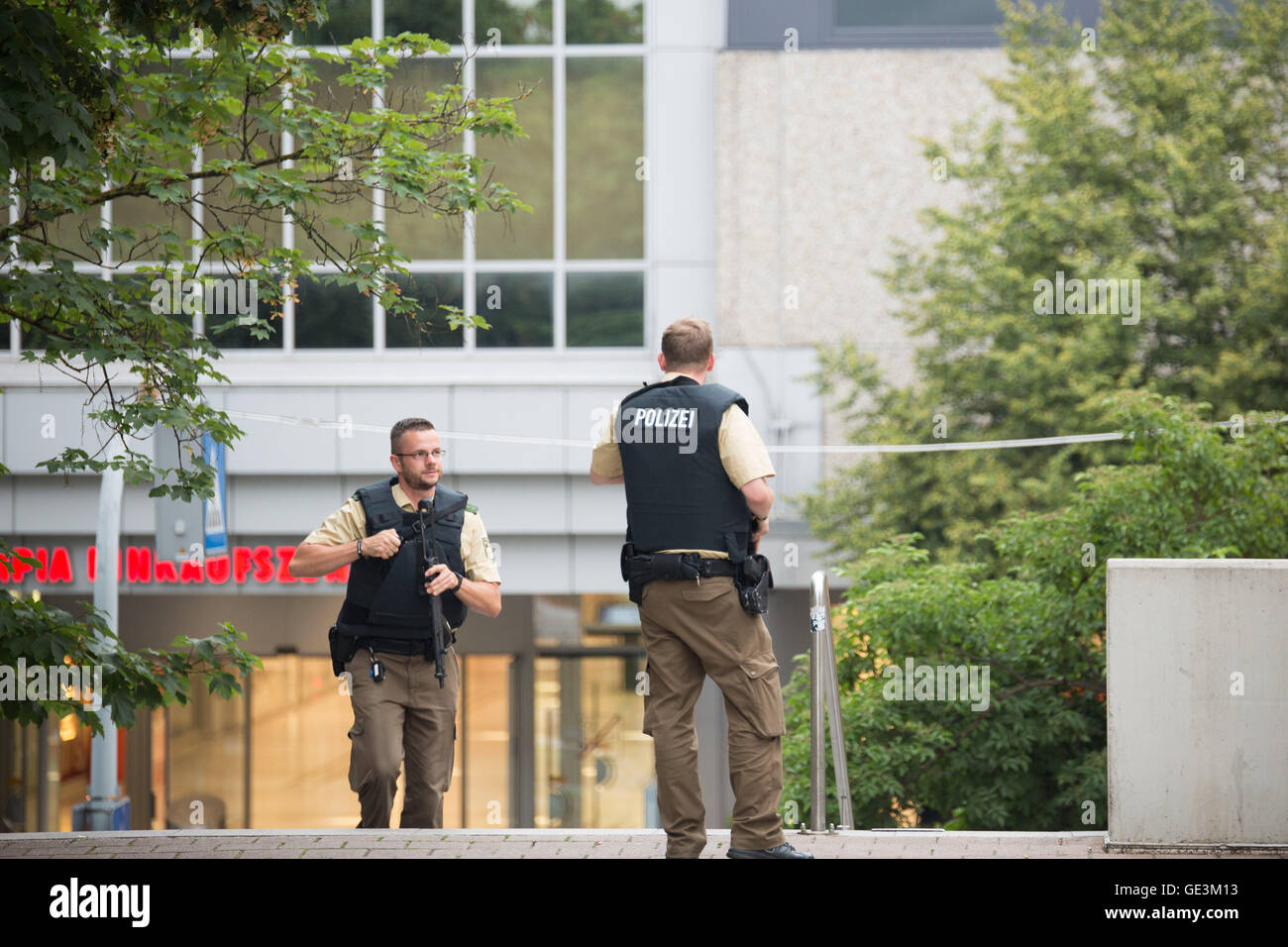 Munich, Germany. 22th Jul, 2016. Munich shooting. Police infront of the ...