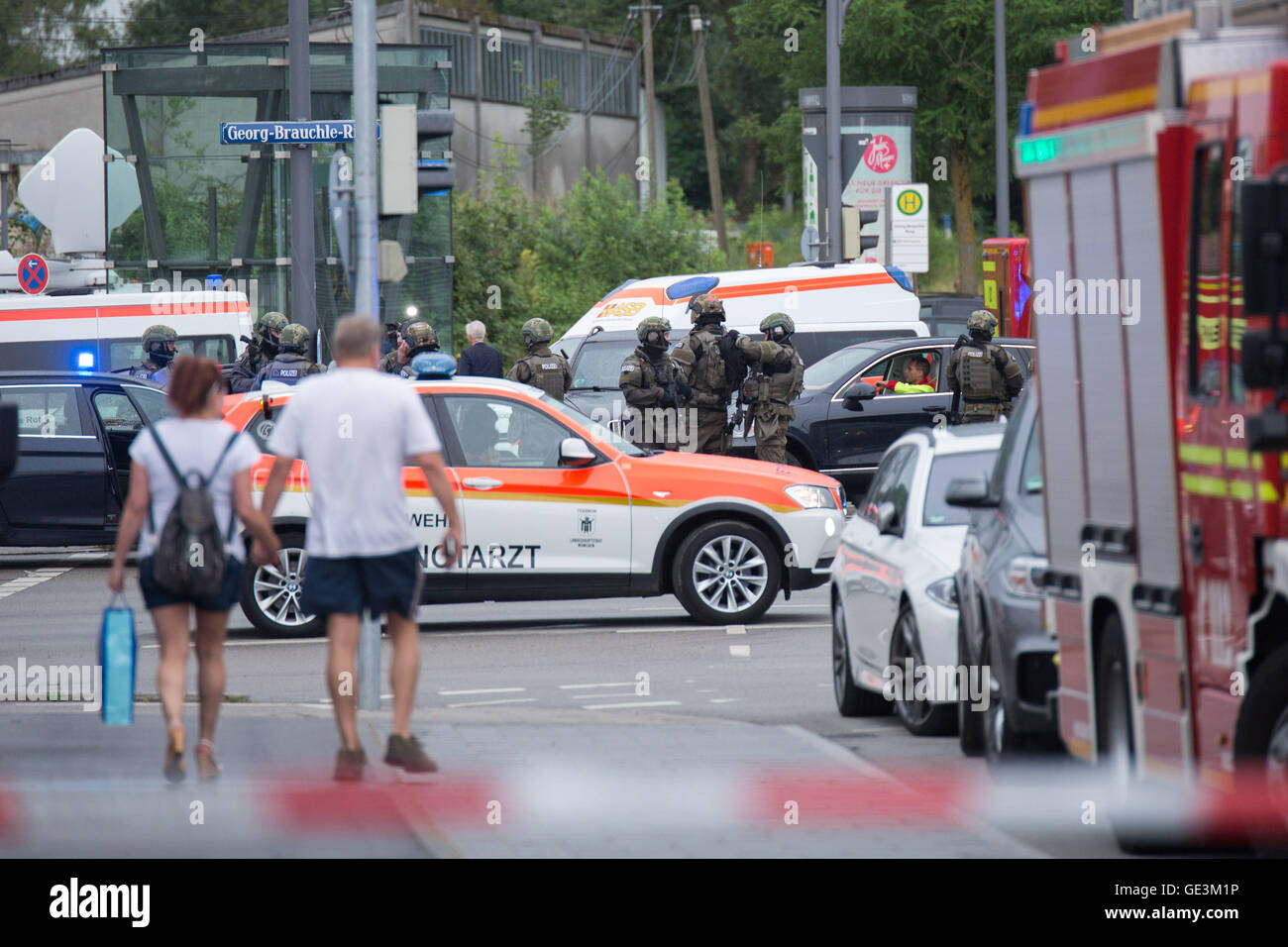 Munich, Germany. 22th Jul, 2016. Munich shooting. Police infront of the ...