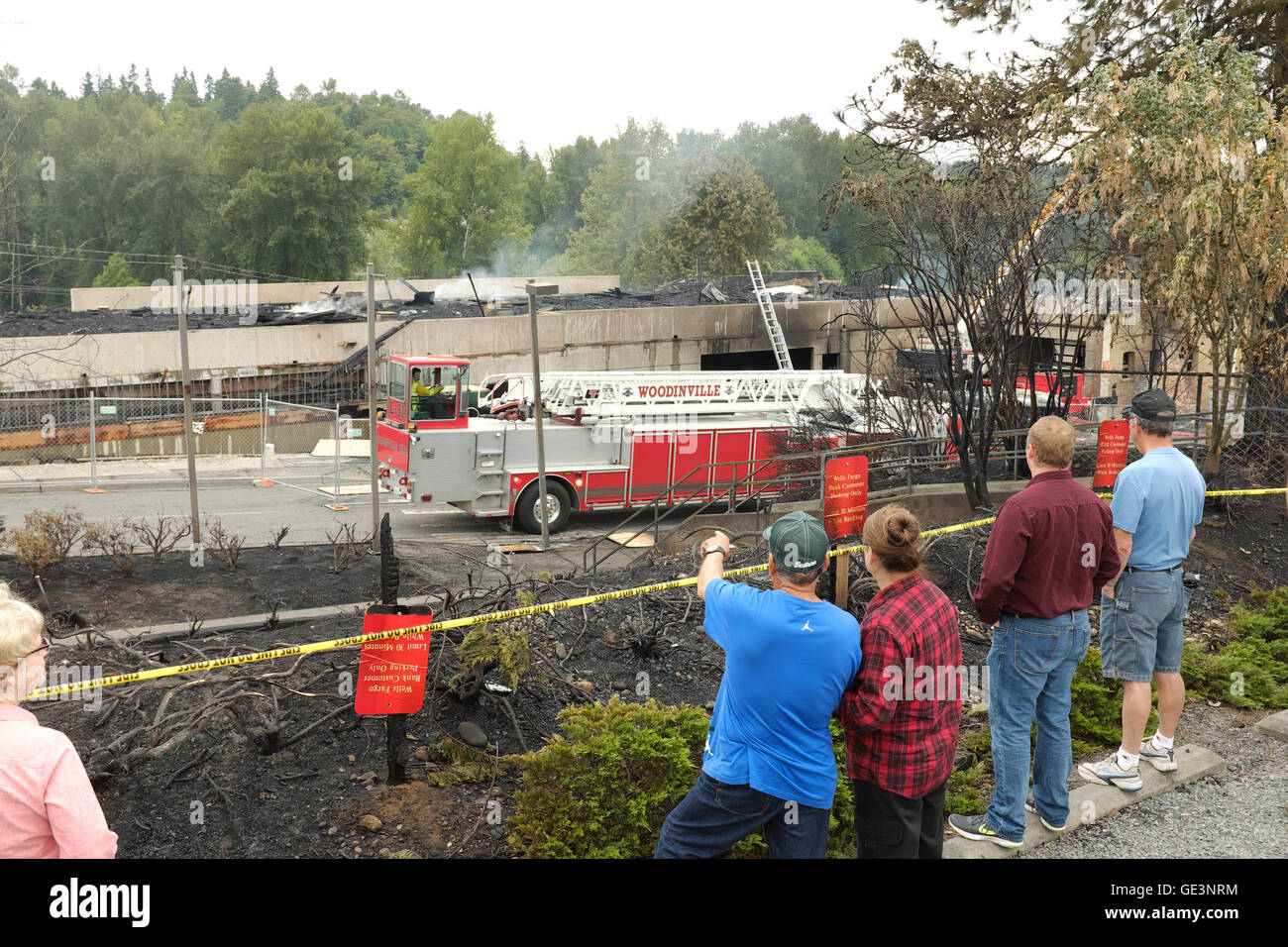 Bothell, USA. 22nd Jul, 2016. Onlookers observe the cleanup of a 3 ...