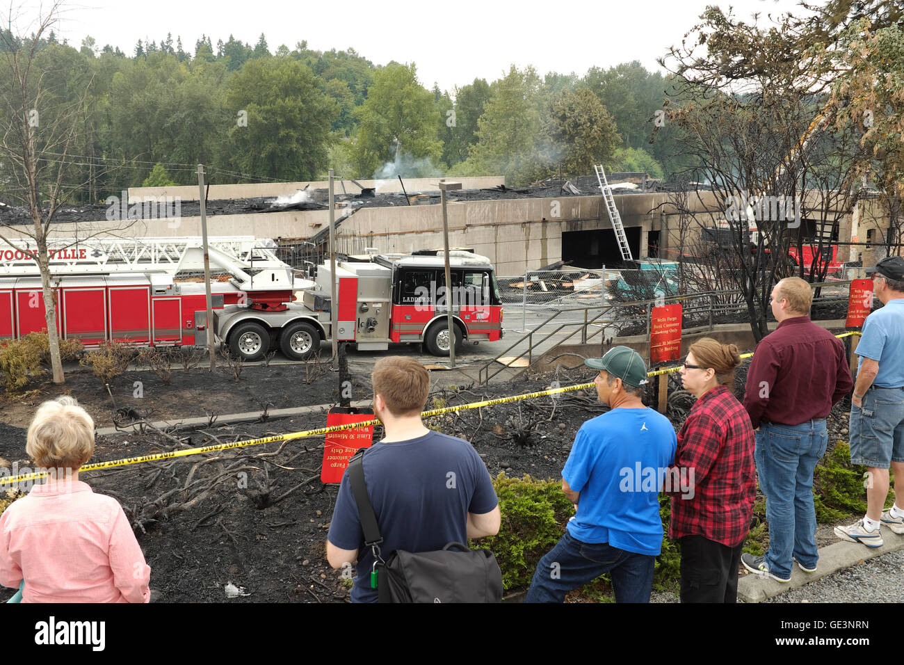 Bothell, USA. 22nd Jul, 2016. Onlookers observe the cleanup of a 3 ...