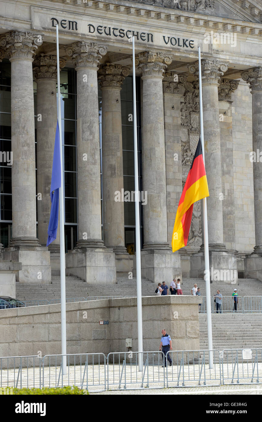 Old iranian flags hi-res stock photography and images - Alamy