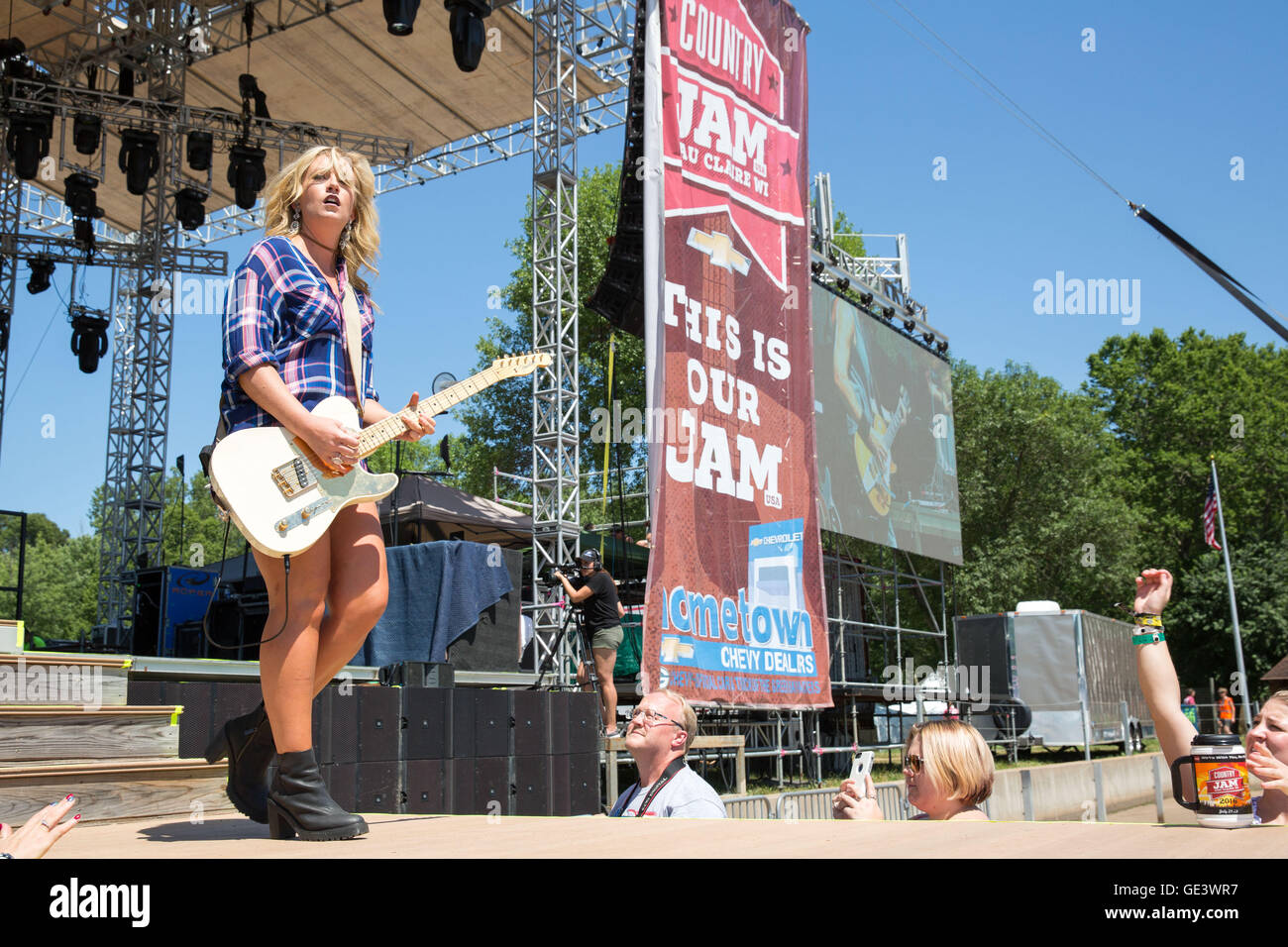 Eau Claire, Wisconsin, USA. 22nd July, 2016. Country musician CLARE ...