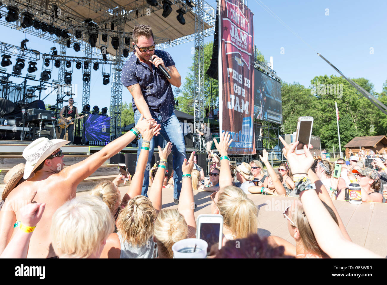 Eau Claire, Wisconsin, USA. 22nd July, 2016. MIKE ELI of the Eli Young ...