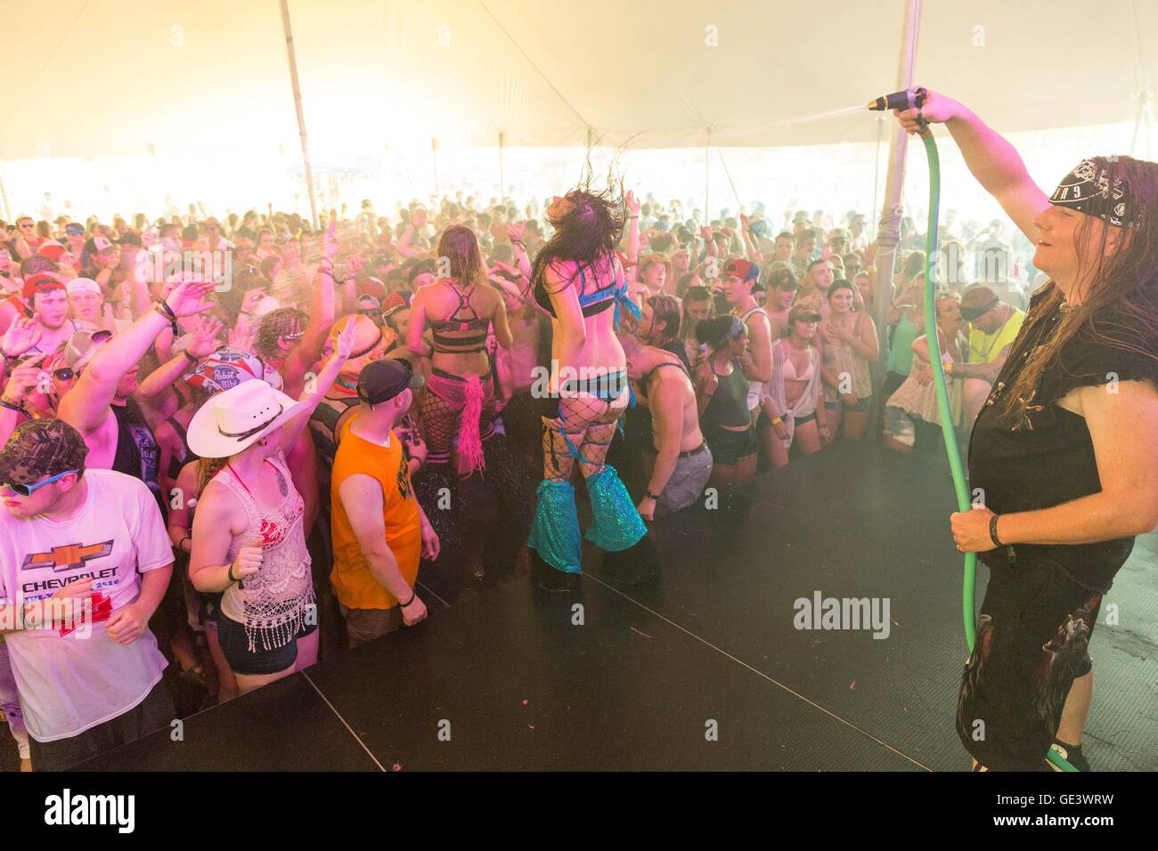 Eau Claire, Wisconsin, USA. 22nd July, 2016. Country music fans dance ...