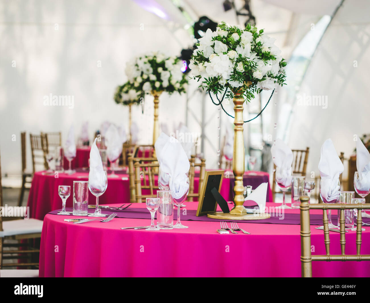Dinner wedding table setting Stock Photo - Alamy