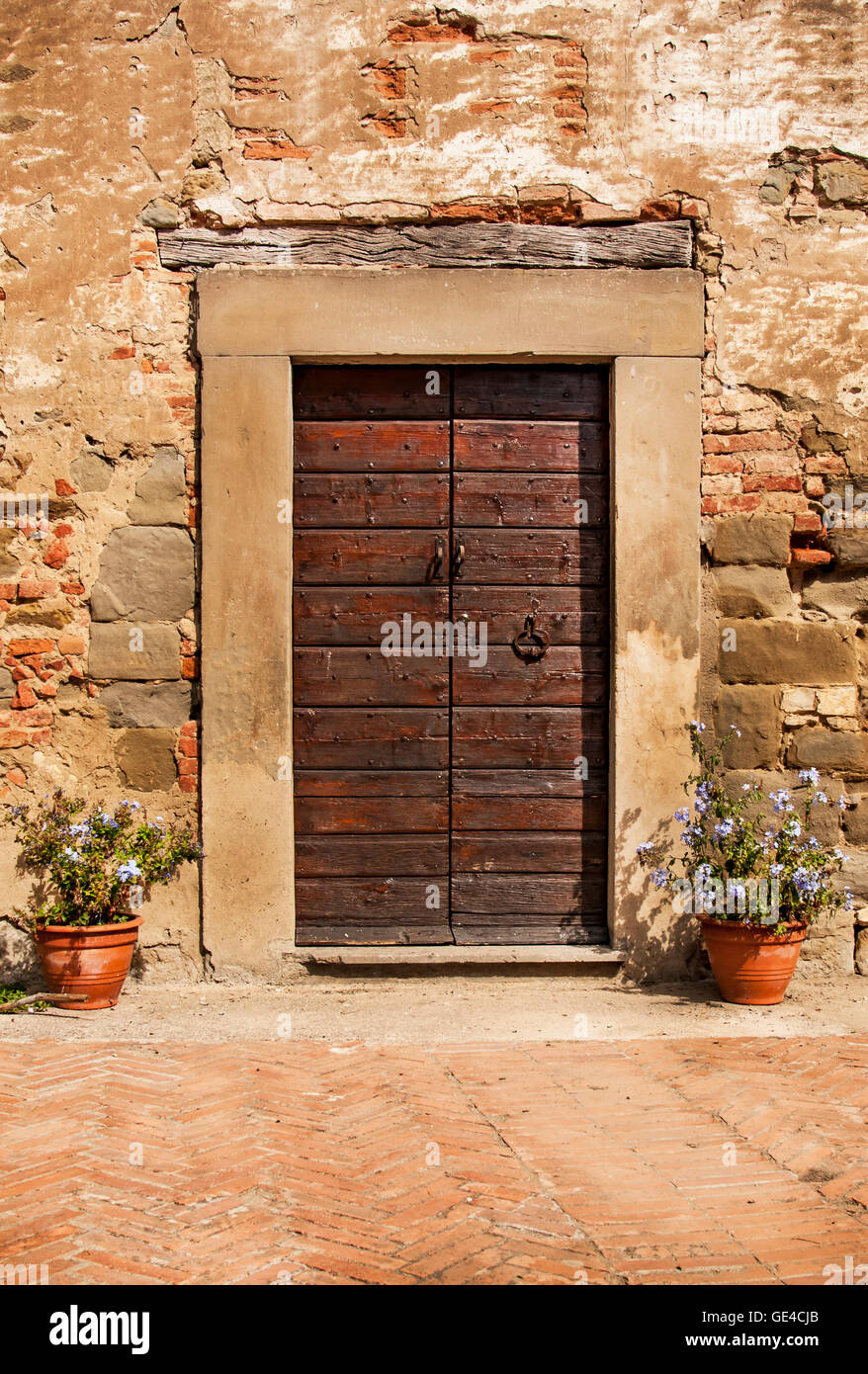 Wooden ancient italian door hi-res stock photography and images - Alamy