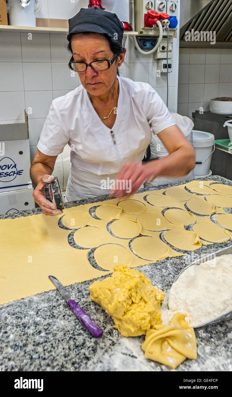 Italy Sicily Modica - Dolceria Bonajuto - Ciocolate - Preparation and ...