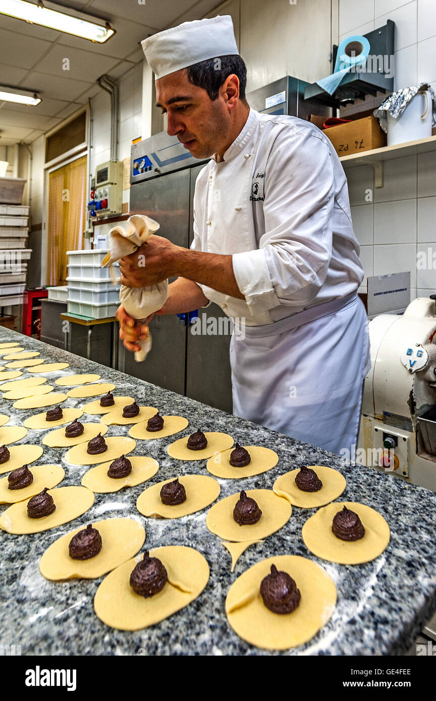 Italy Sicily Modica - Dolceria Bonajuto - Ciocolate - Preparation and ...