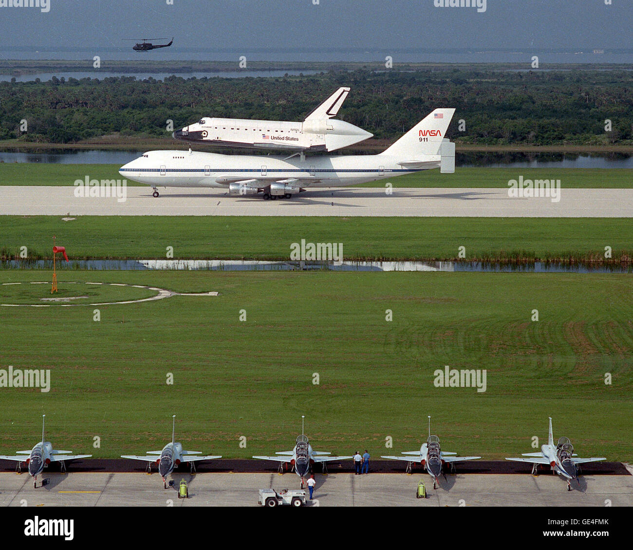 Sts 49 1992 hi-res stock photography and images - Alamy