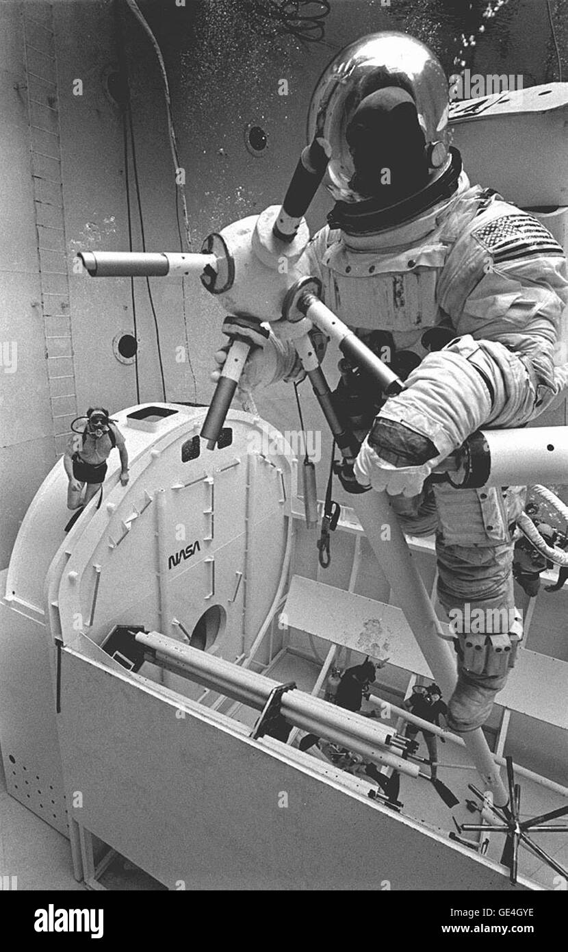 Neutral Buoyancy Simulator High Resolution Stock Photography and Images ...