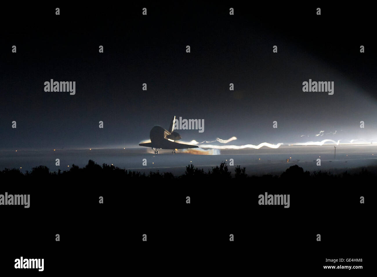 Space shuttle atlantis final landing hi-res stock photography and ...