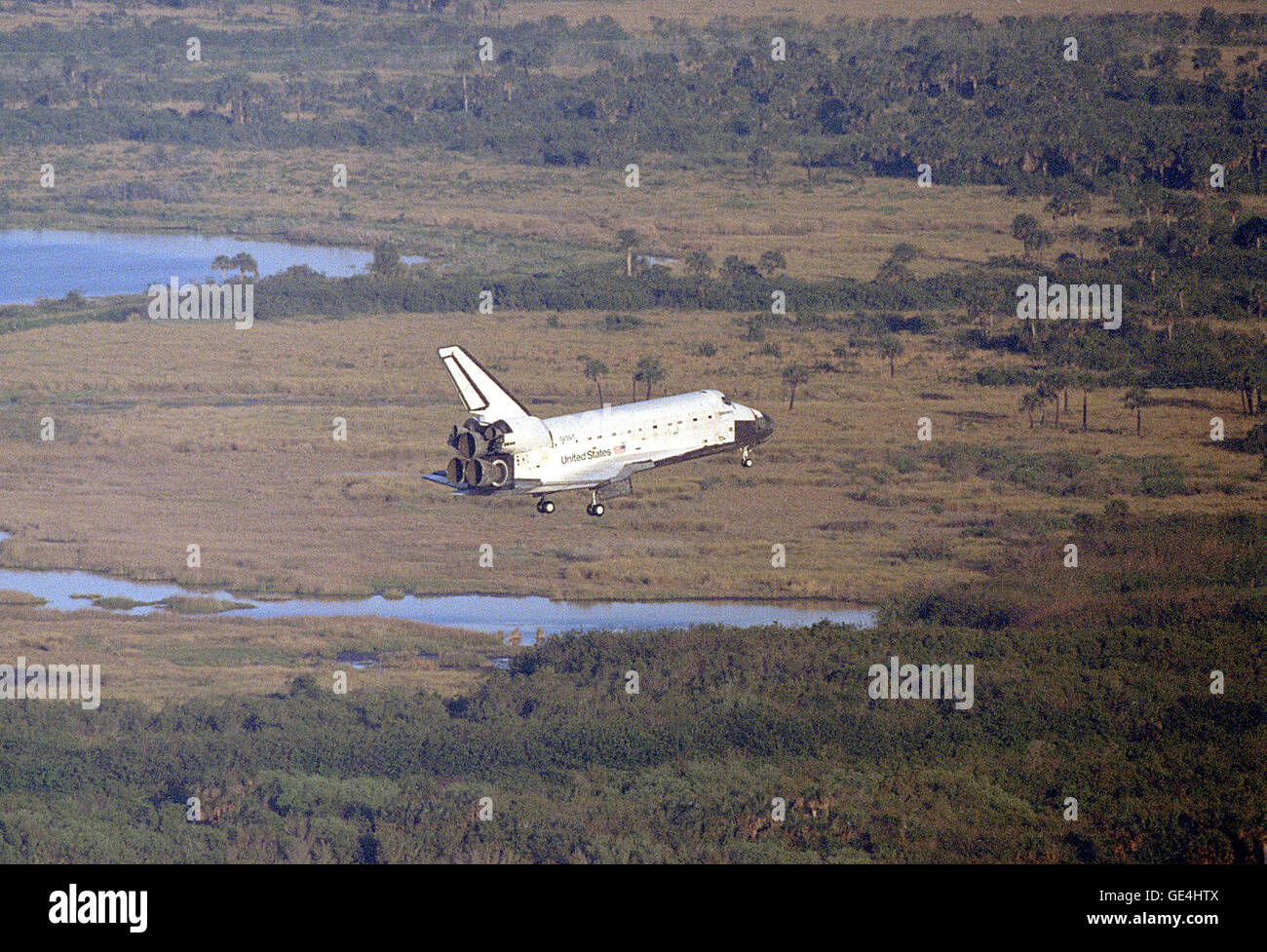 The Space Shuttle Discovery lands at Kennedy Space Center’s Shuttle ...
