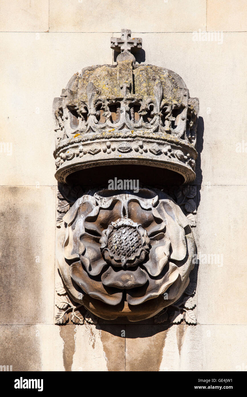 Carving royal crown tudor rose hi-res stock photography and images - Alamy