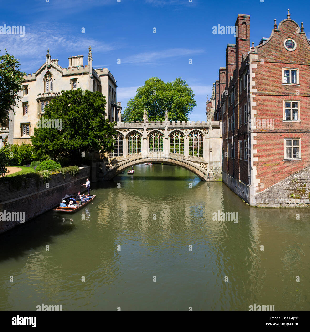 A view of the beautiful Bridge of Sighs in Cambridge, UK Stock Photo ...