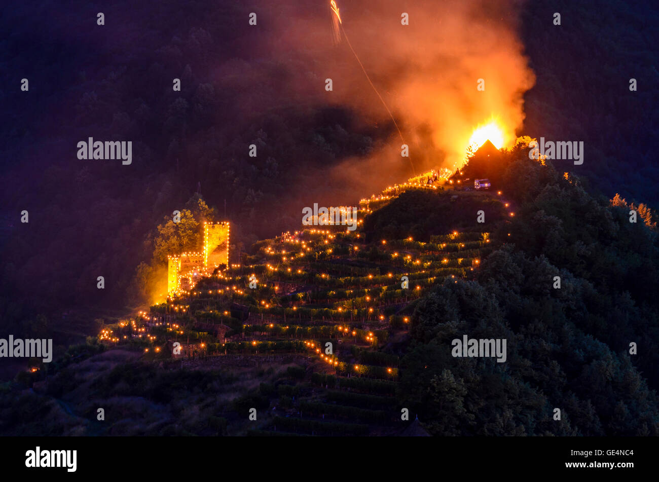 Spitz an der Donau: 1000 bucket Mountain and the castle ruin Hinterhaus ...