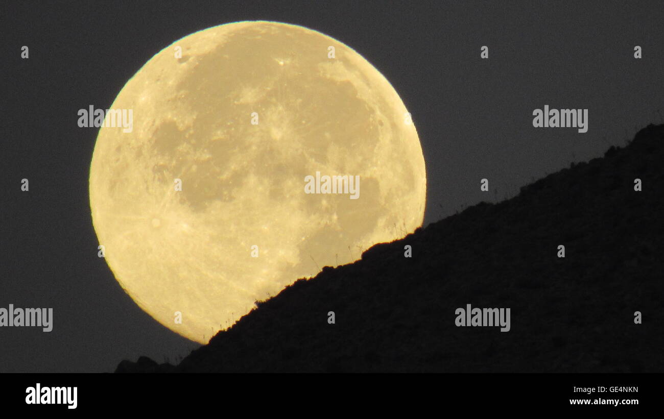 Full Moon Sinks behind Anza-Borrego Desert Isidro Mountain Range ...